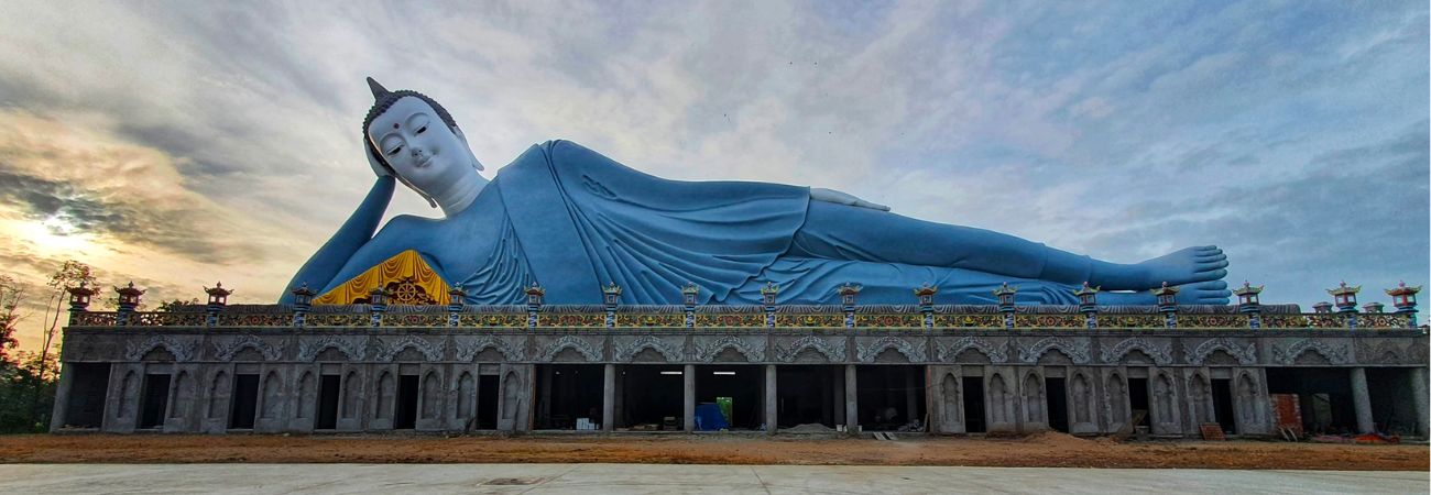 Chùa Som Rong cùng bức tượng Phật nằm gây choáng ngợp