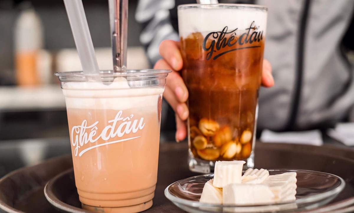 Ghé Quán Cafe Ghế Đẩu Tận Hưởng Ko Gian Đường Phố Rực Rỡ