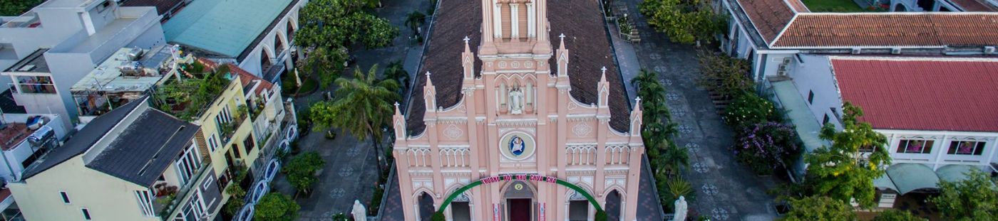 Nhà thờ Con Gà Đà Nẵng với sắc hồng ấn tượng giữa trung tâm